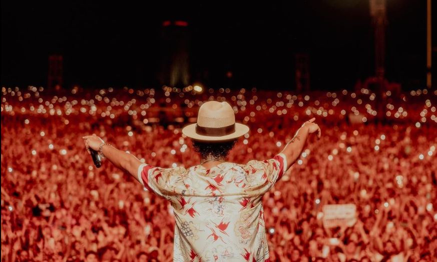 Bruno Mars Mengguncang JIS dengan Konser '24K Magic World Tour ...